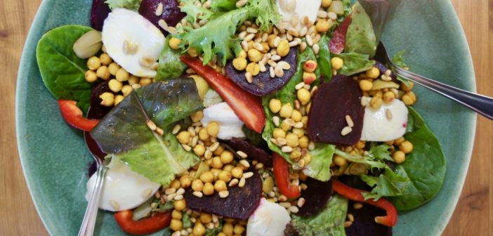 Mozzarella, beetroot and chickpea salad with flatbread